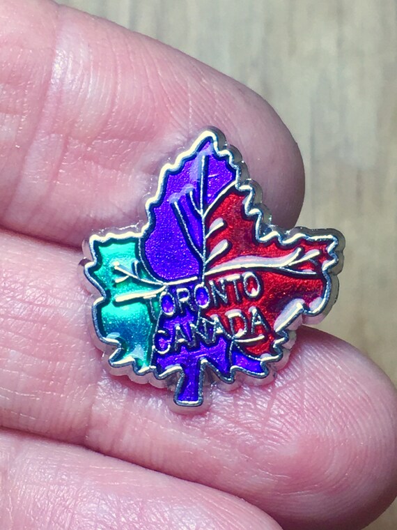 Toronto Canada maple leaf - vintage lapel pin - Gem
