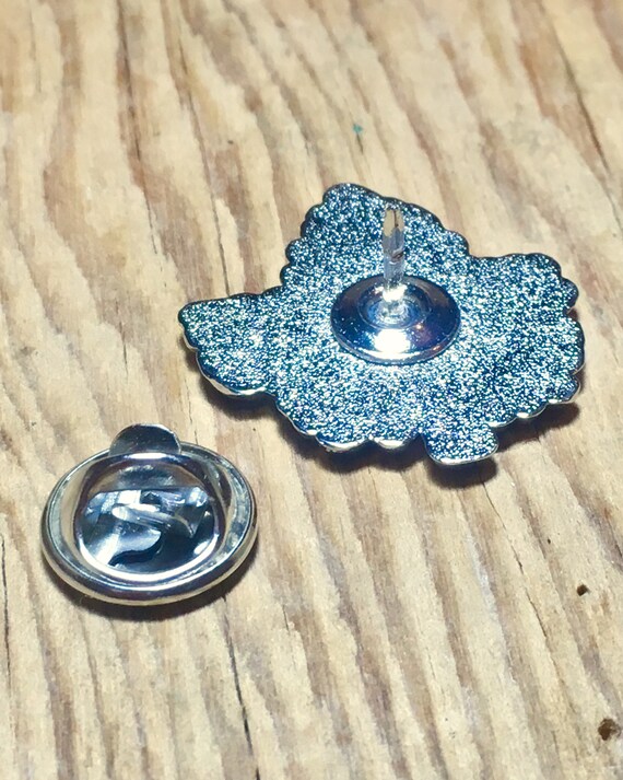 Toronto Canada maple leaf - vintage lapel pin - Gem