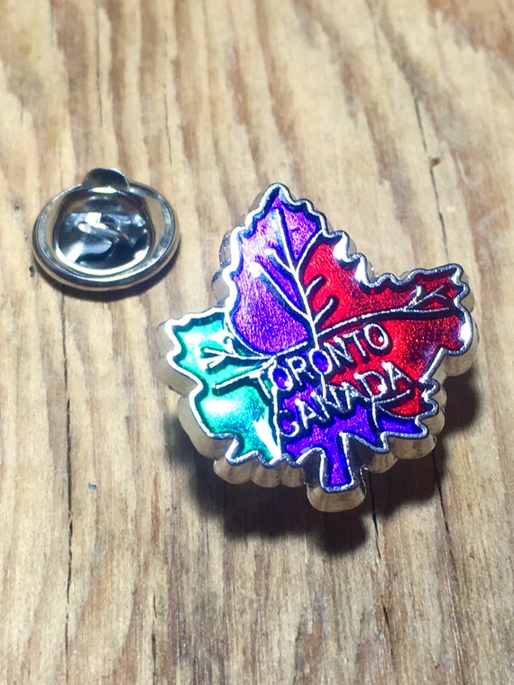 Toronto Canada maple leaf - vintage lapel pin - Gem