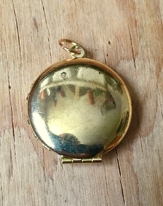 Antique style filigree gold plated pendant / locket. - Gem