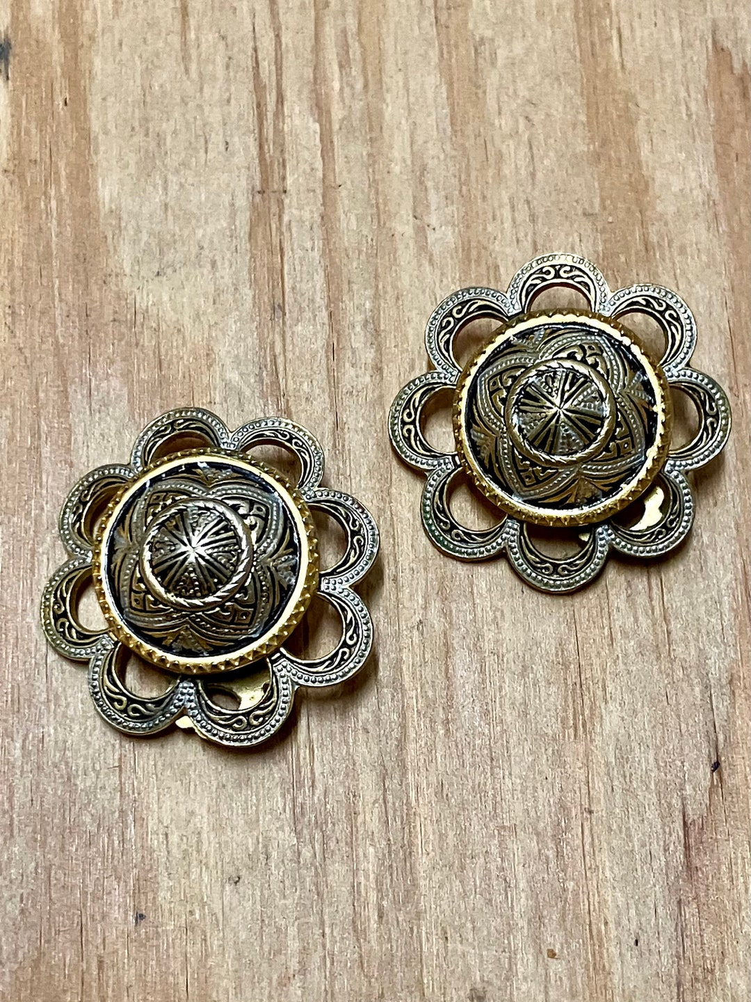 Vintage Spain Filigree Damascene Clip on Earrings. - Etsy