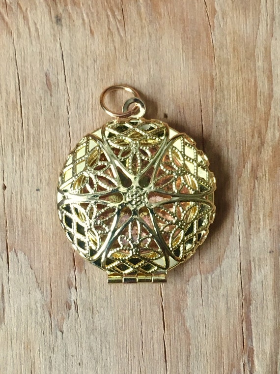 Antique style filigree gold plated pendant / locket. - Gem