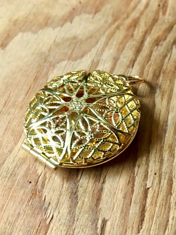 Antique style filigree gold plated pendant / locket. - Gem