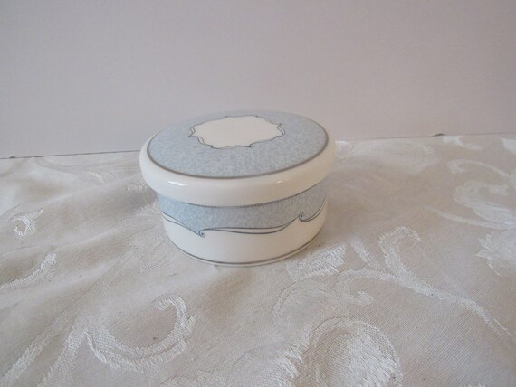Wedgewood powder box with lid, blue and white porcela… - Gem