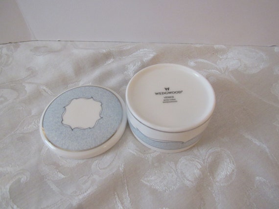 Wedgewood powder box with lid, blue and white porcela… - Gem
