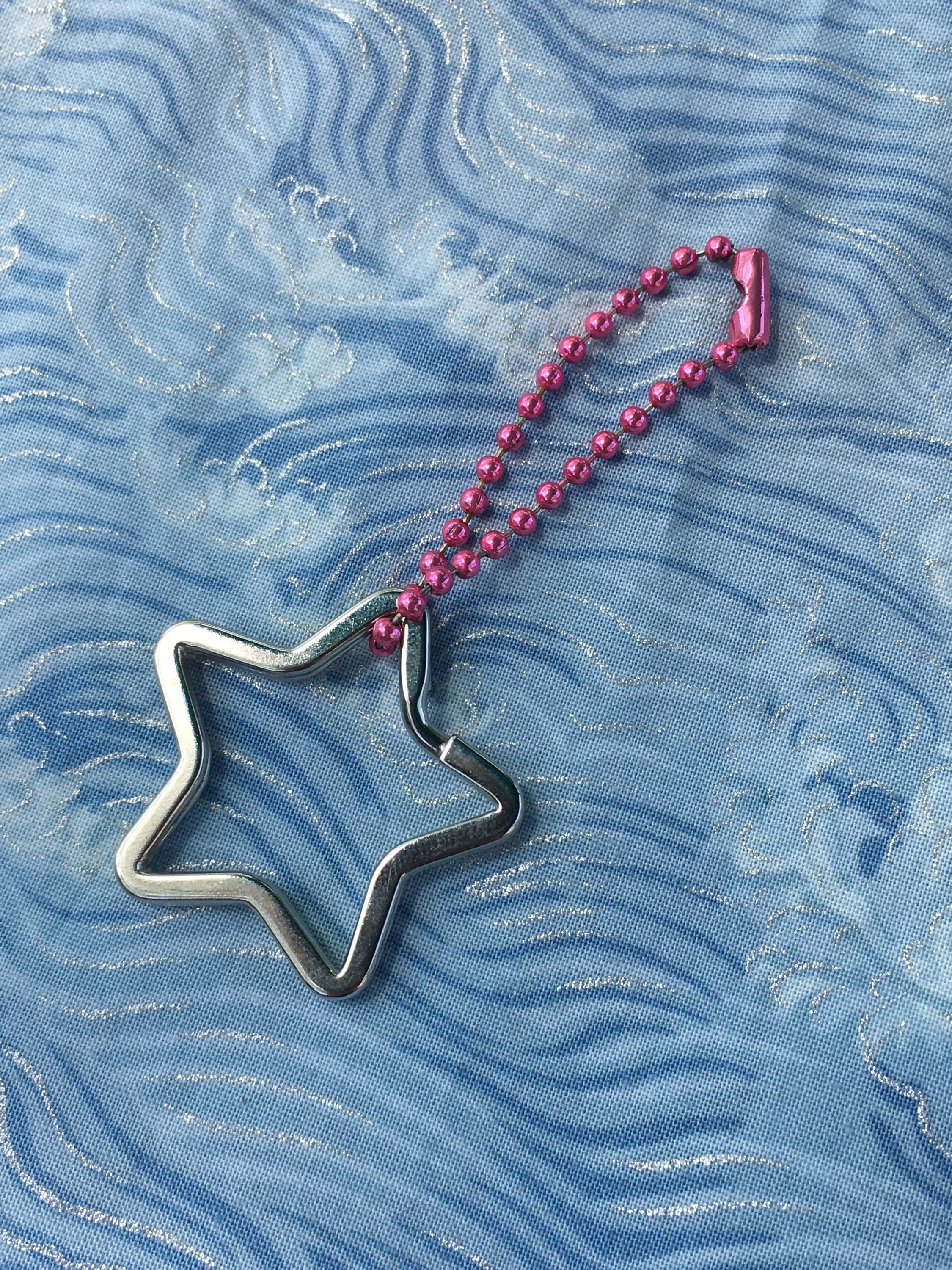 Metal star keychain with pink chain - Etsy Nederland