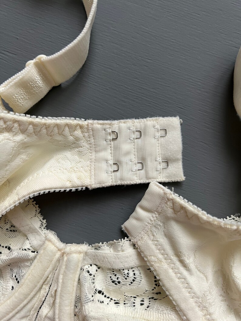 Vtg TRIUMPH Bullet Bra, Retro Sheer Embrossed Flowers Pin up Bra, Cream ...