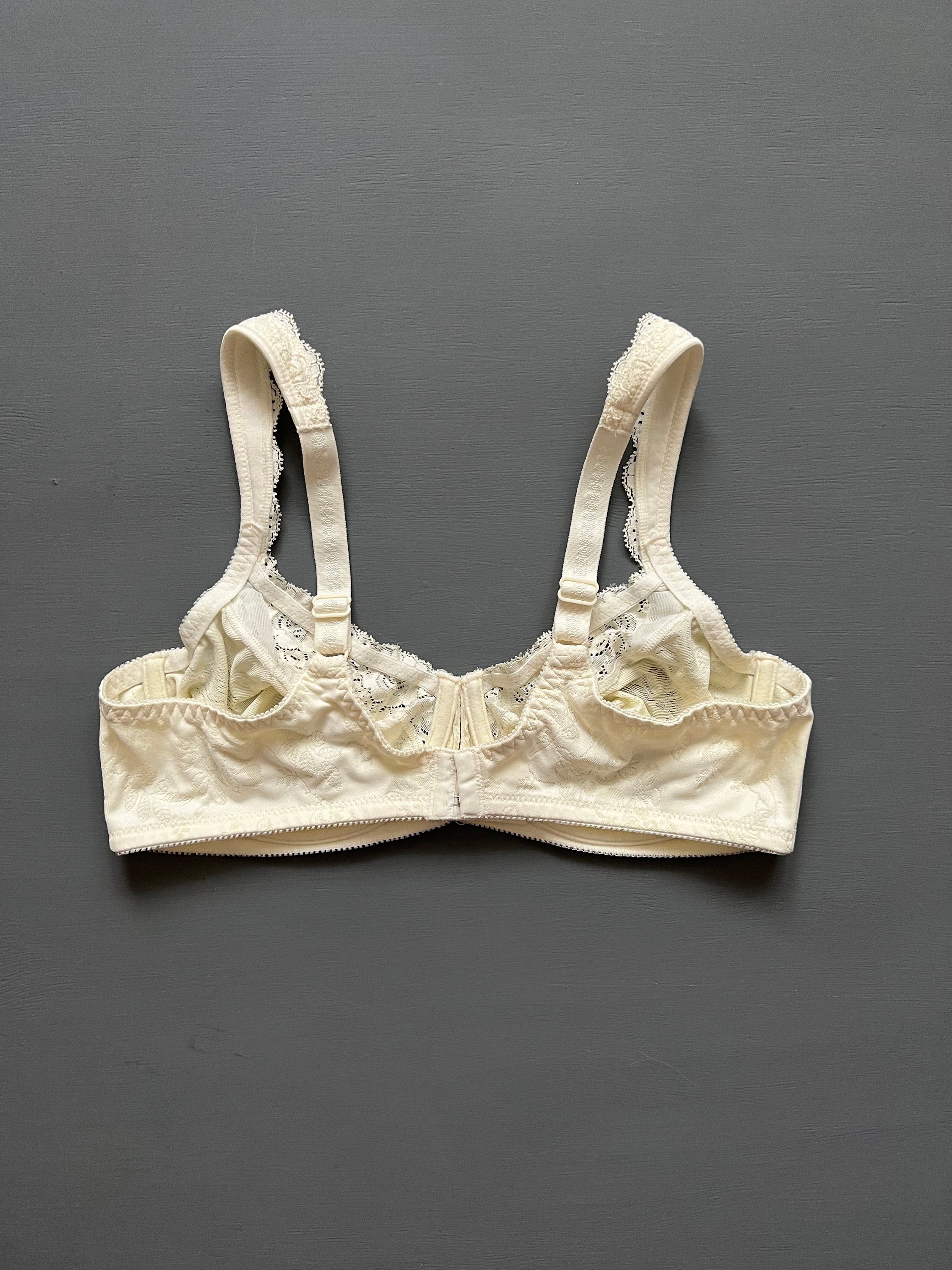 Vtg TRIUMPH Bullet Bra, Retro Sheer Embrossed Flowers Pin up Bra, Cream ...