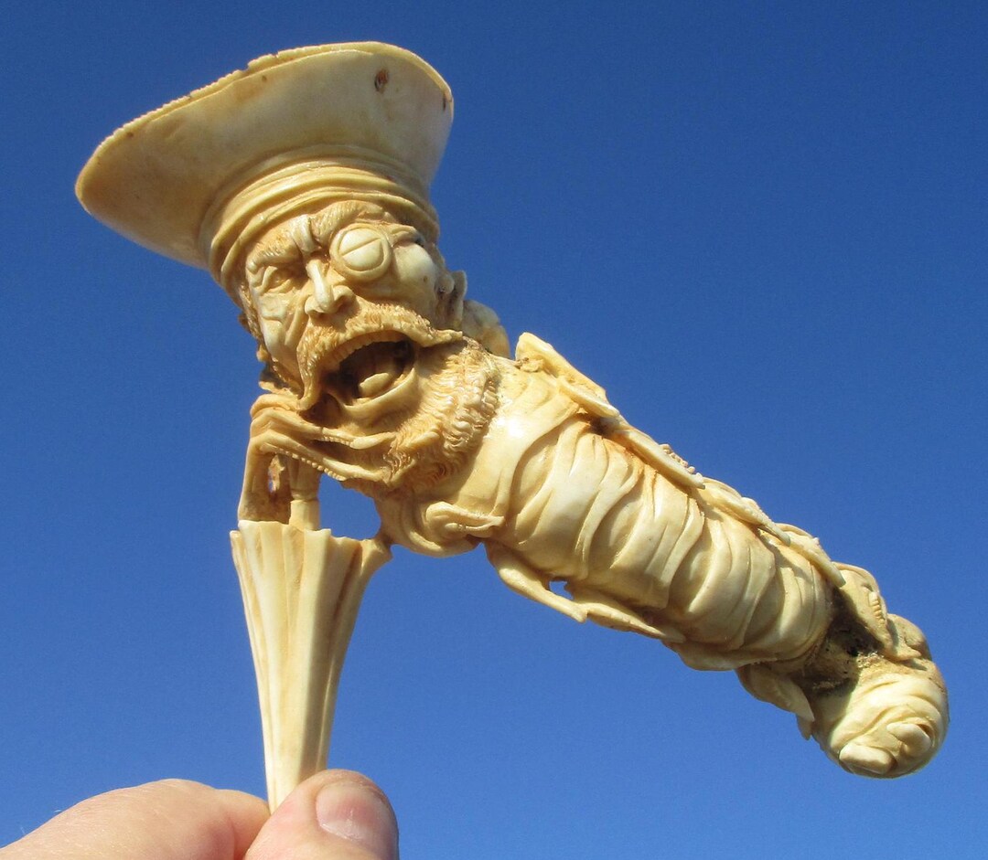 Skurrile Figur , Raupe mit Schirm und Hut aus Horn rundum geschnitzt ...