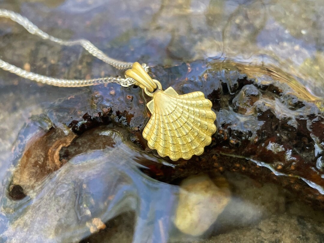 Venus Shell Pendant Made of Solid 750 Yellow Gold Scallop Shell 18 ...