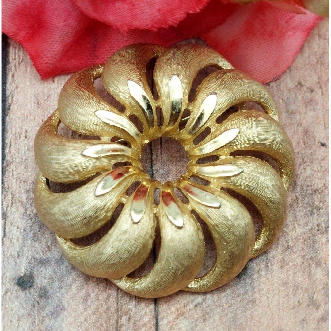 Vintage Crown Trifari Brushed & Shiny Gold Tone Round Swirl Brooch Pin ...