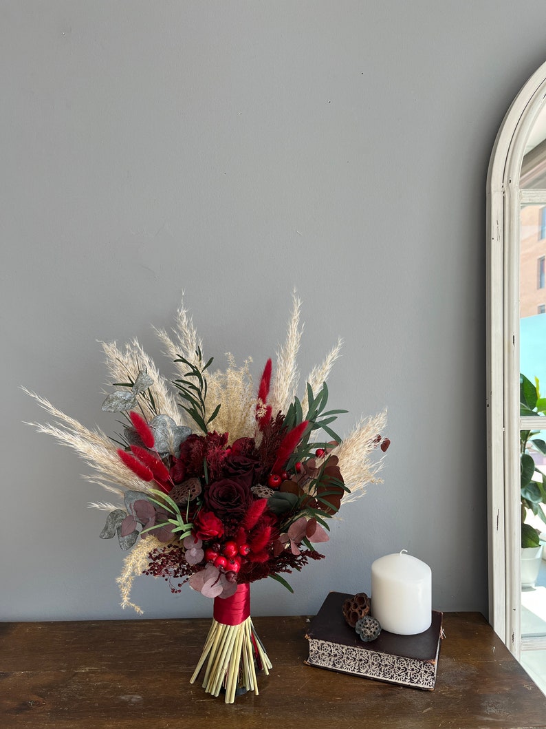 Bouquet da sposa con fiori secchi color bordeaux, composizione nuziale ...