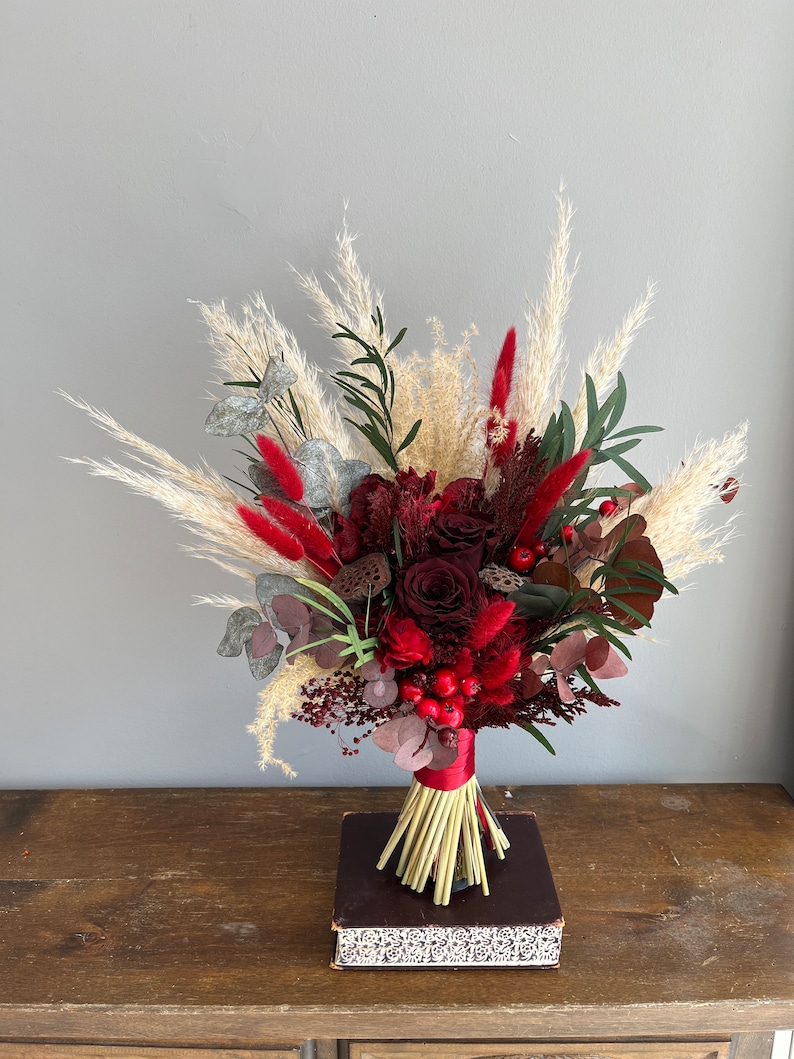 Bouquet da sposa con fiori secchi color bordeaux, composizione nuziale ...