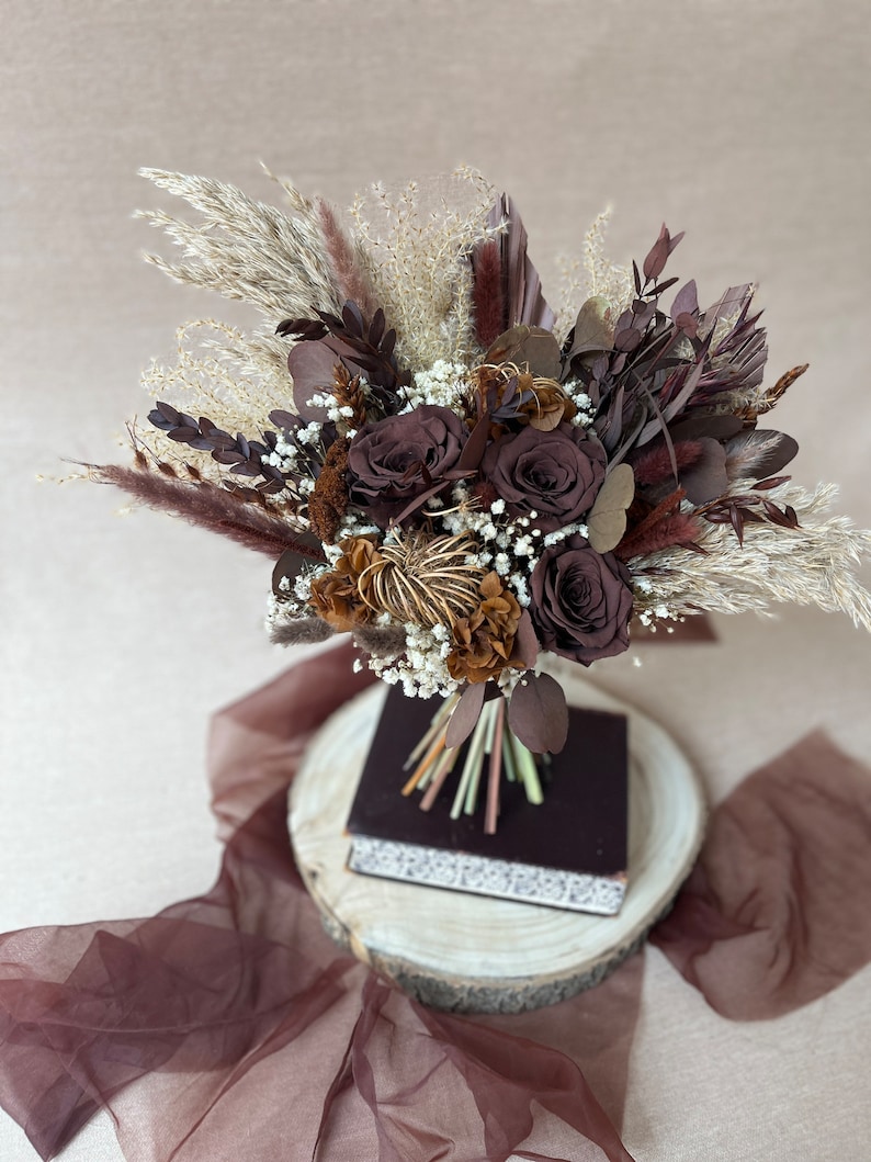 Bouquet da sposa color castagna: fiori conservati e secchi, sposa boho ...