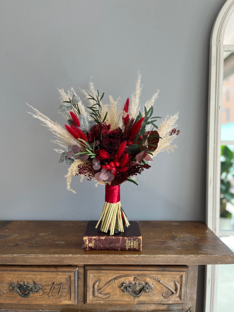 Bouquet da sposa con fiori secchi color bordeaux, composizione nuziale ...