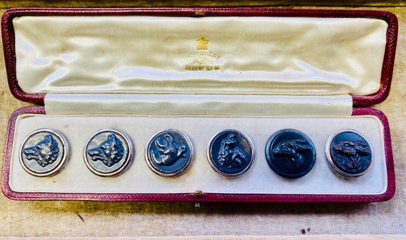 Six antique French vénerie buttons marked PARIS with … - Gem