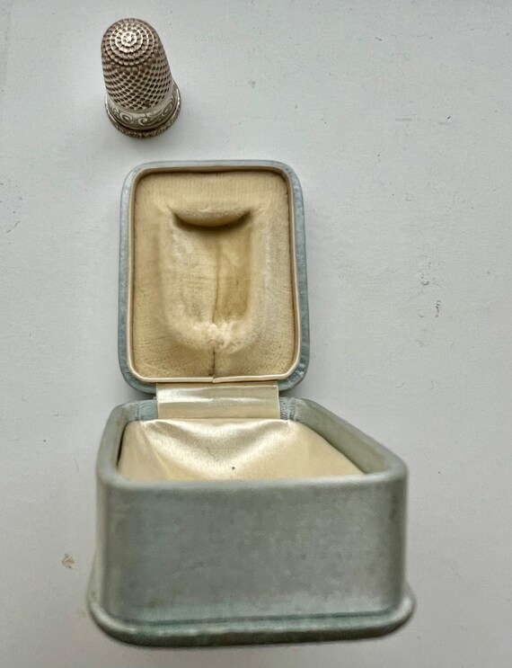 Antique Art Nouveau design thimble case box display b… - Gem