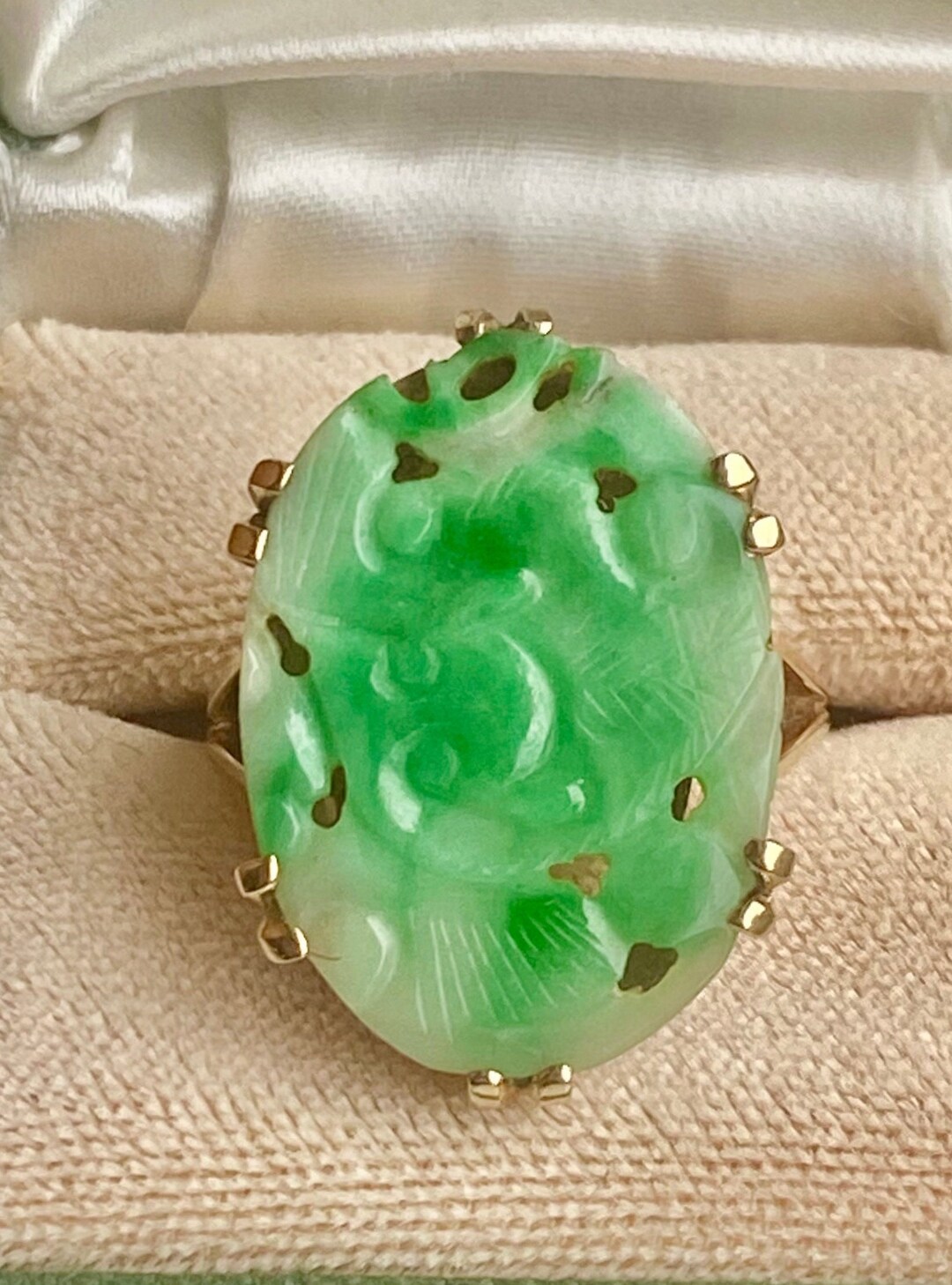 Exceptional Chinese Jadeite Jade Ring Featuring an Intricately Carved ...