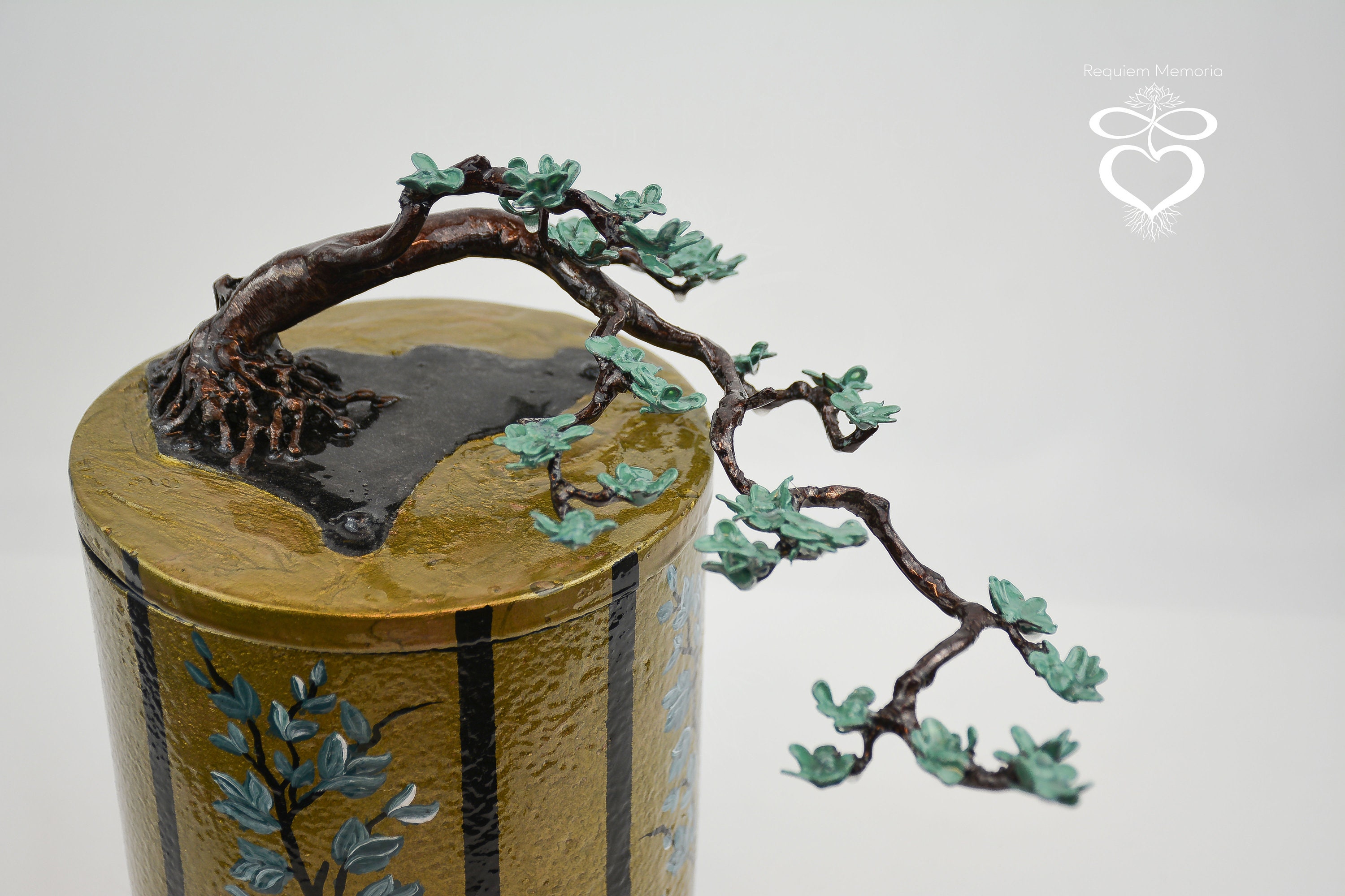 Unique and artistic cylindrical urn gold and black in color - Etsy.de