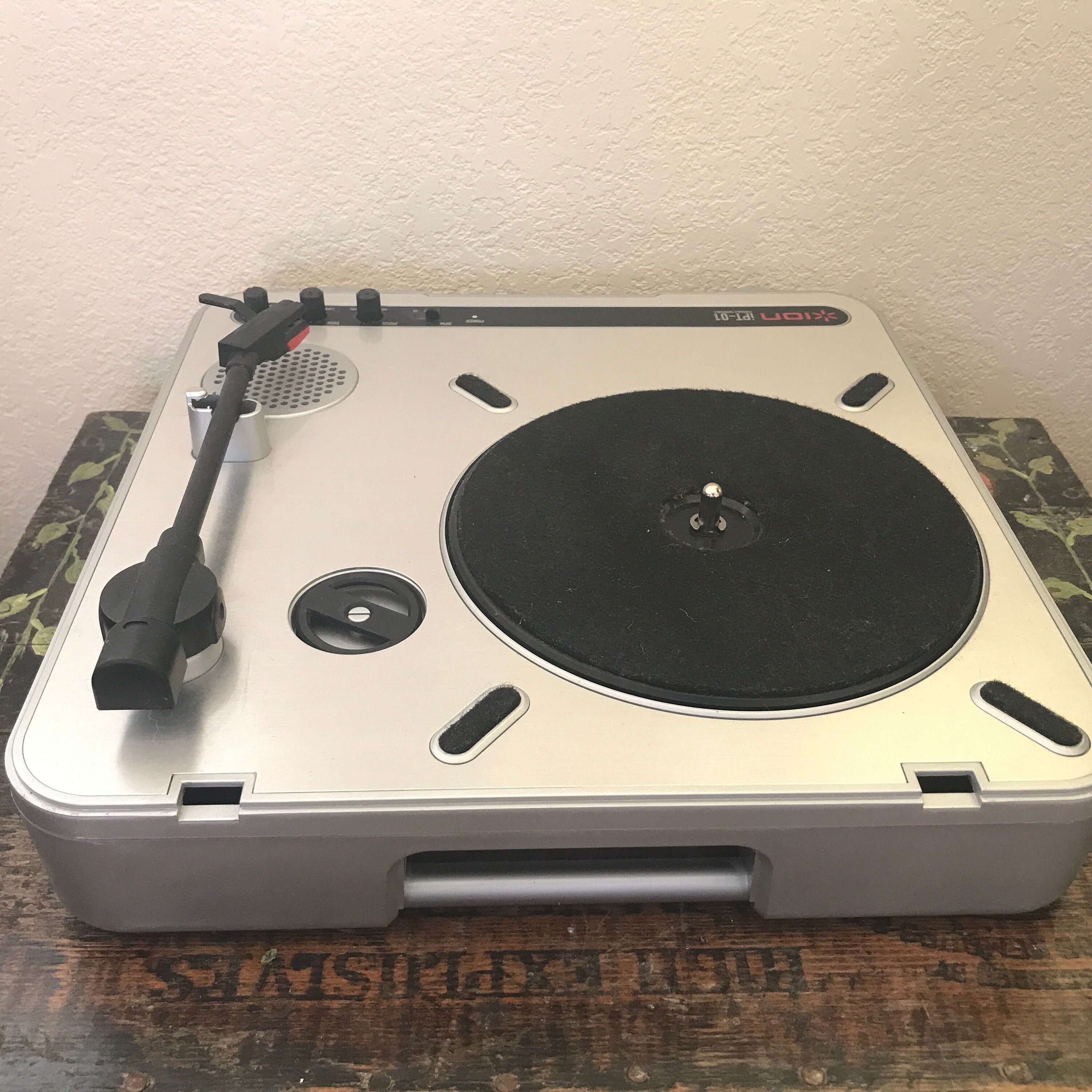 ION IPT-01 Portable Turntable With Built in Speakers and Amp - Etsy