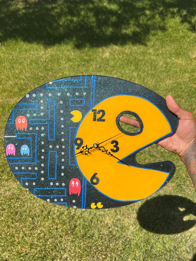 PAC-MAN Custom Clock Woodcut Paint Pallet Resin Art Gift for Friend Vintage Video Games Gamer ...