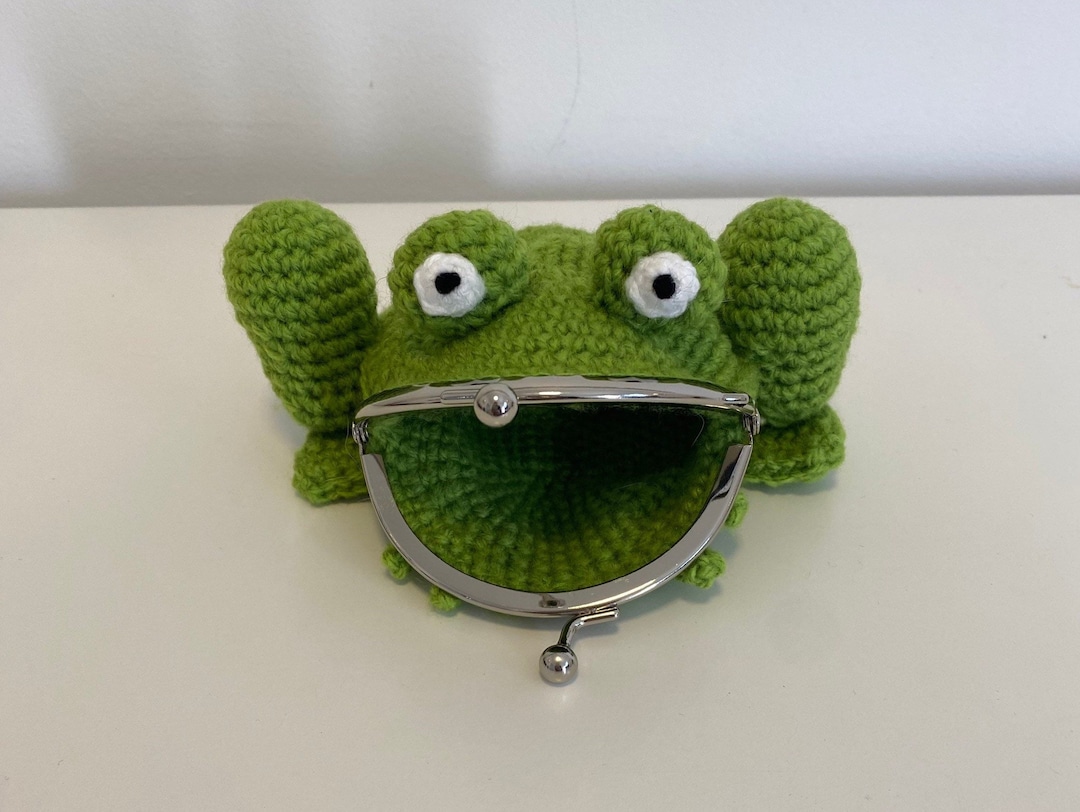 Cute Frog Coin Purse. Pattern by @laulovescrochet - Etsy