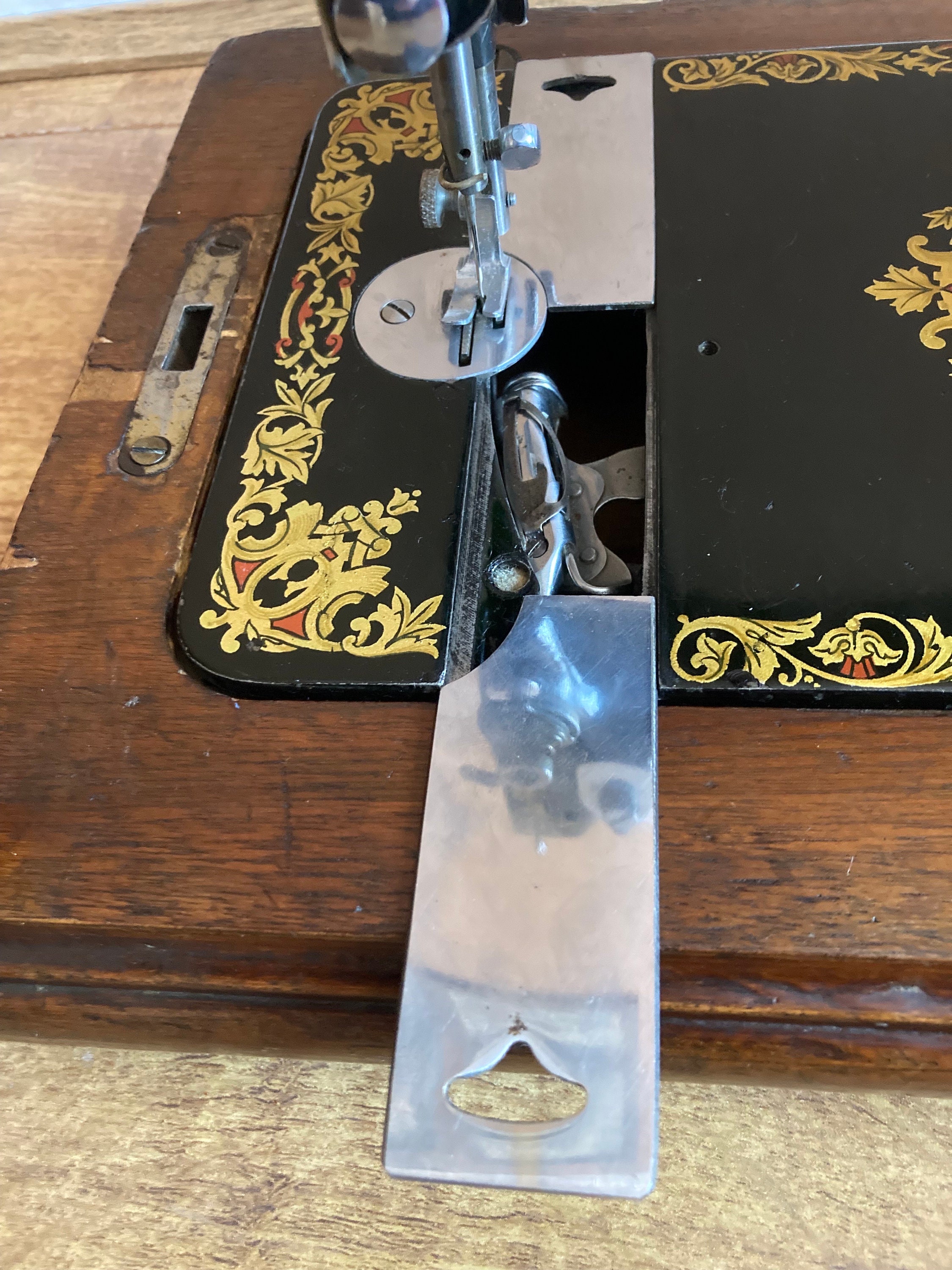 Jones Family CS Type 10 Handcrank Sewing Machine With Case and Key C ...