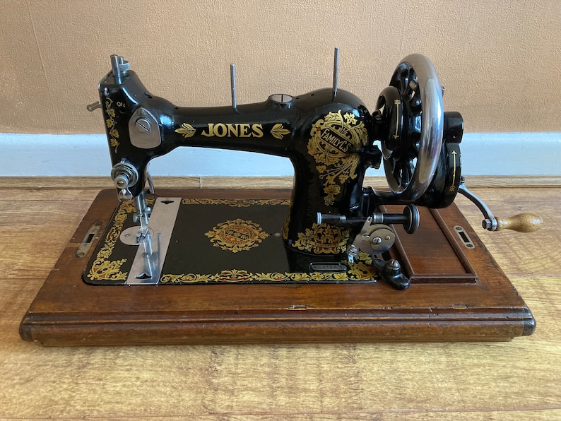 Jones Family CS Type 10 Handcrank Sewing Machine With Case and Key C ...