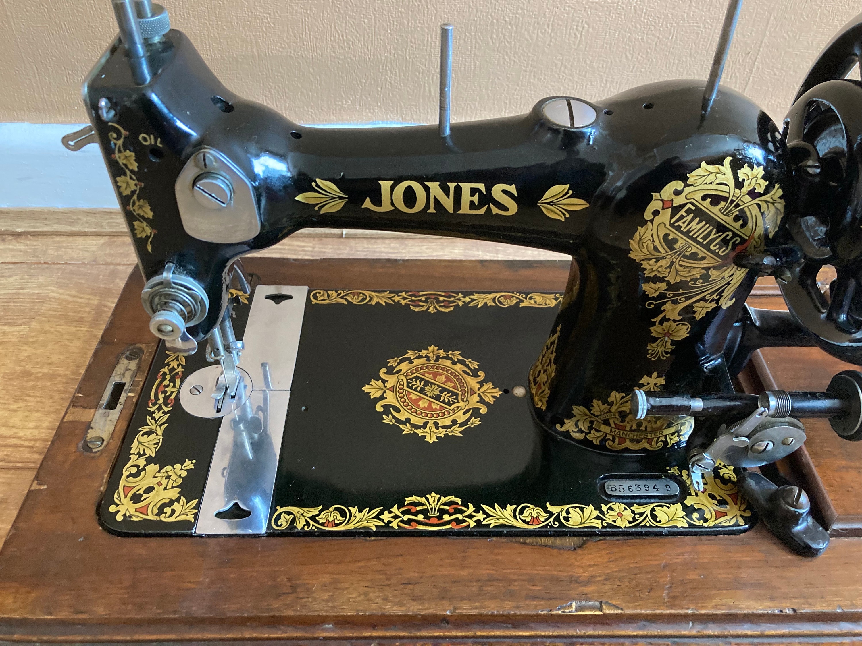 Jones Family CS Type 10 Handcrank Sewing Machine With Case and Key C ...