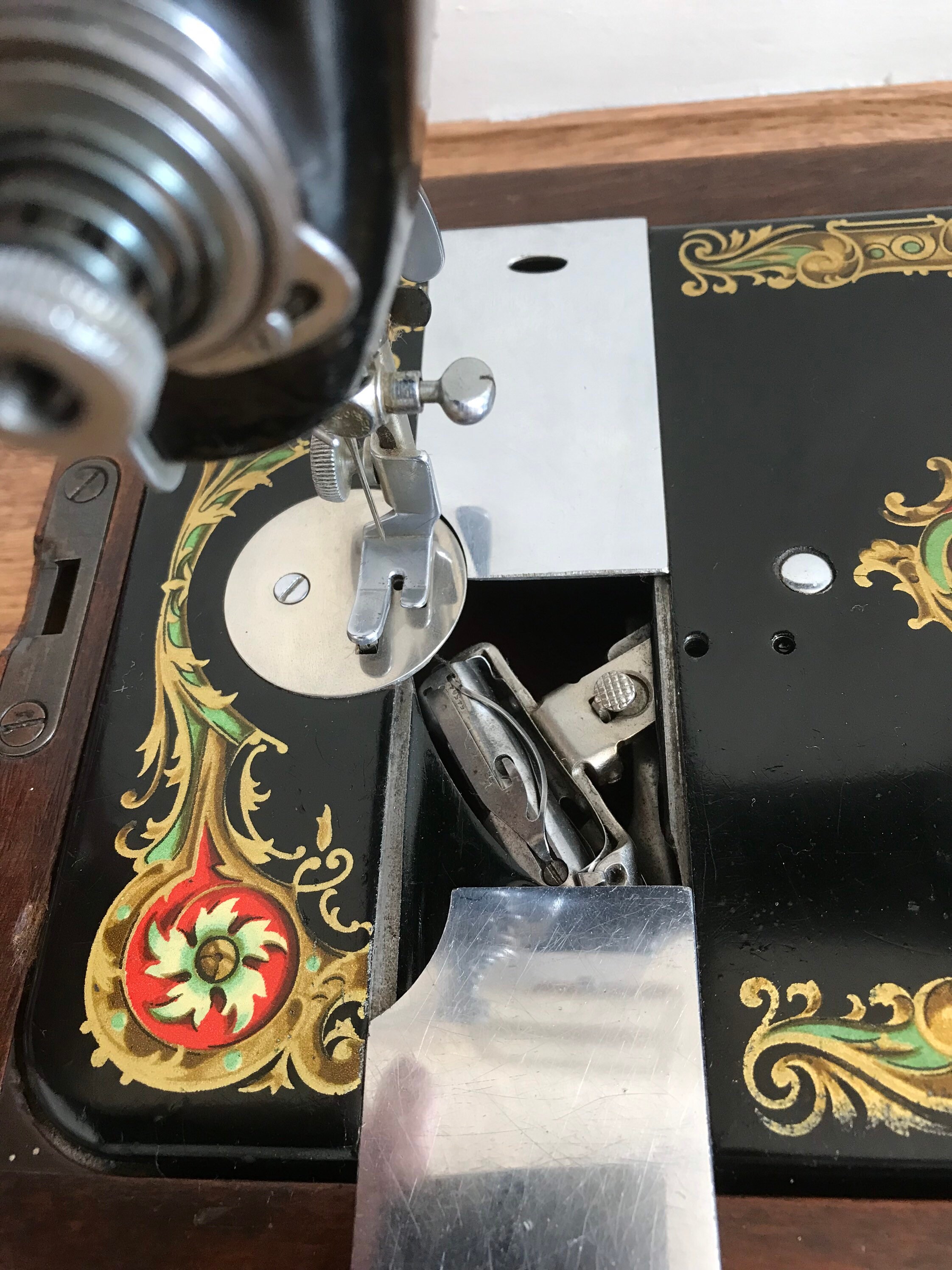 Vintage Singer 128K Handcranked la Vencedora Sewing Machine With Case ...