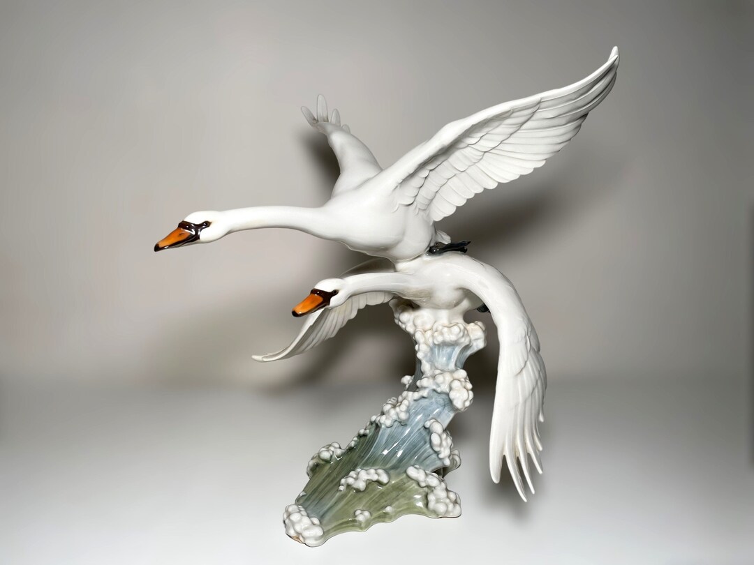 Hutschenreuther Swans in Flight Figurine 13 German Swan Group Porcelain ...
