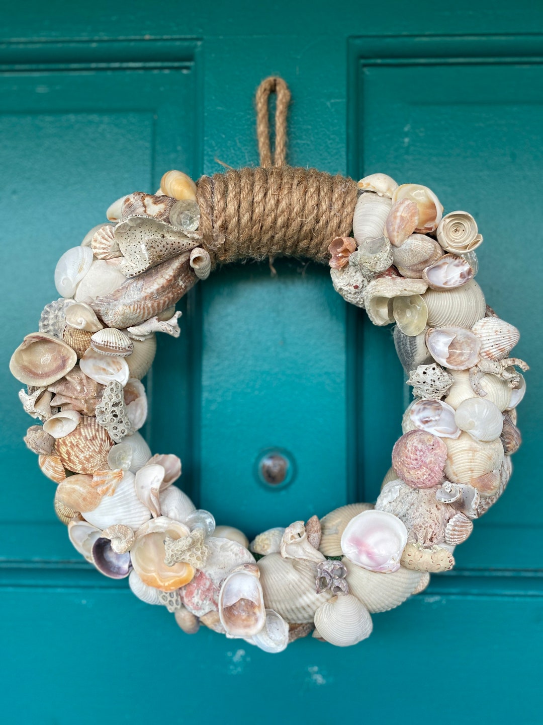 Beautiful 12 Sea Shell Wreath With Door Hanger Rope Accent. Wreath ...