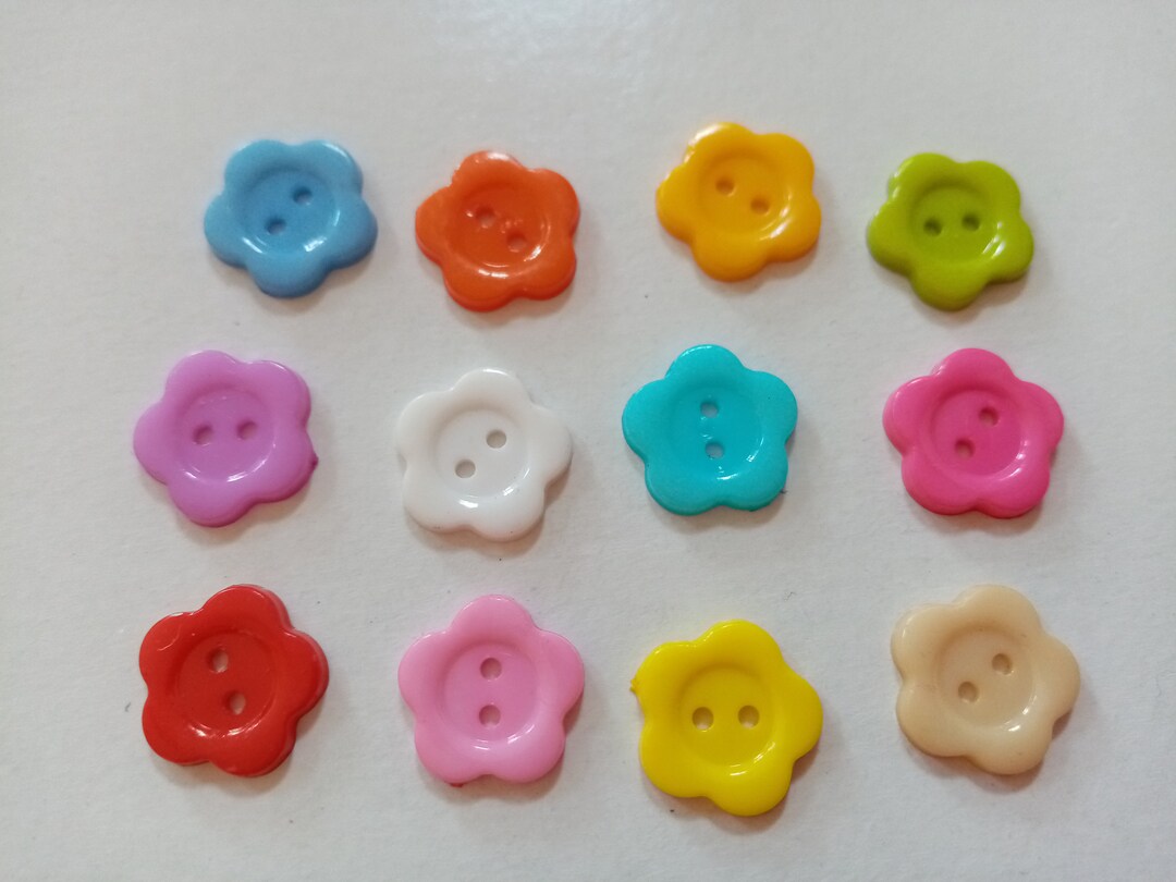 10 Flower Shaped Sewing Buttons 14mm 5/8in Choose Colour Plastic Flower ...