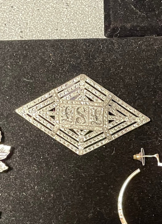 Diamond-shaped silver colored Pin - Gem