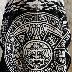 Mexican Poncho Gavan De Calendario Azteca Con Gorro Mexican PONCHO ...