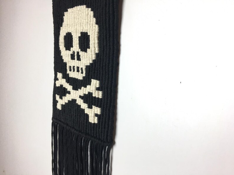 Minimalist Skull and Bones Macrame wall hanging / Macrame | Etsy