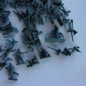 Vintage WW2 German Infantry 1/76 Scale Toy Soldiers by Airfix Others ...
