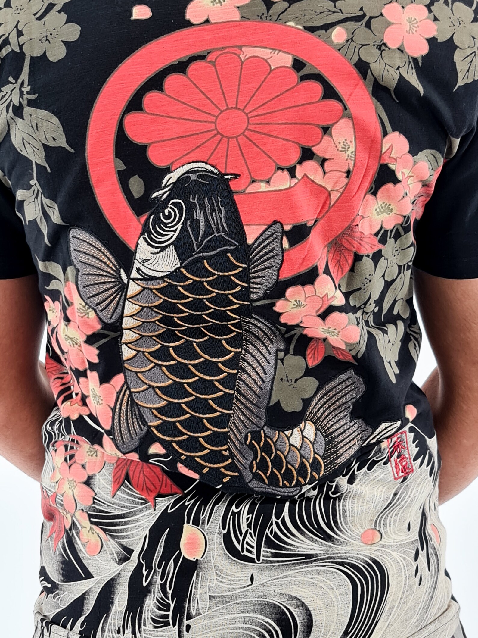 T-shirt noir Carpe Koi japonaise avec Kamon rouge et Fleurs de - Etsy ...
