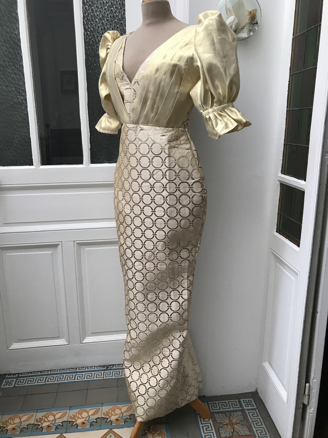 Splendide robe de soirée en brocard lamé or, fourreau sirène, cérémonie ...