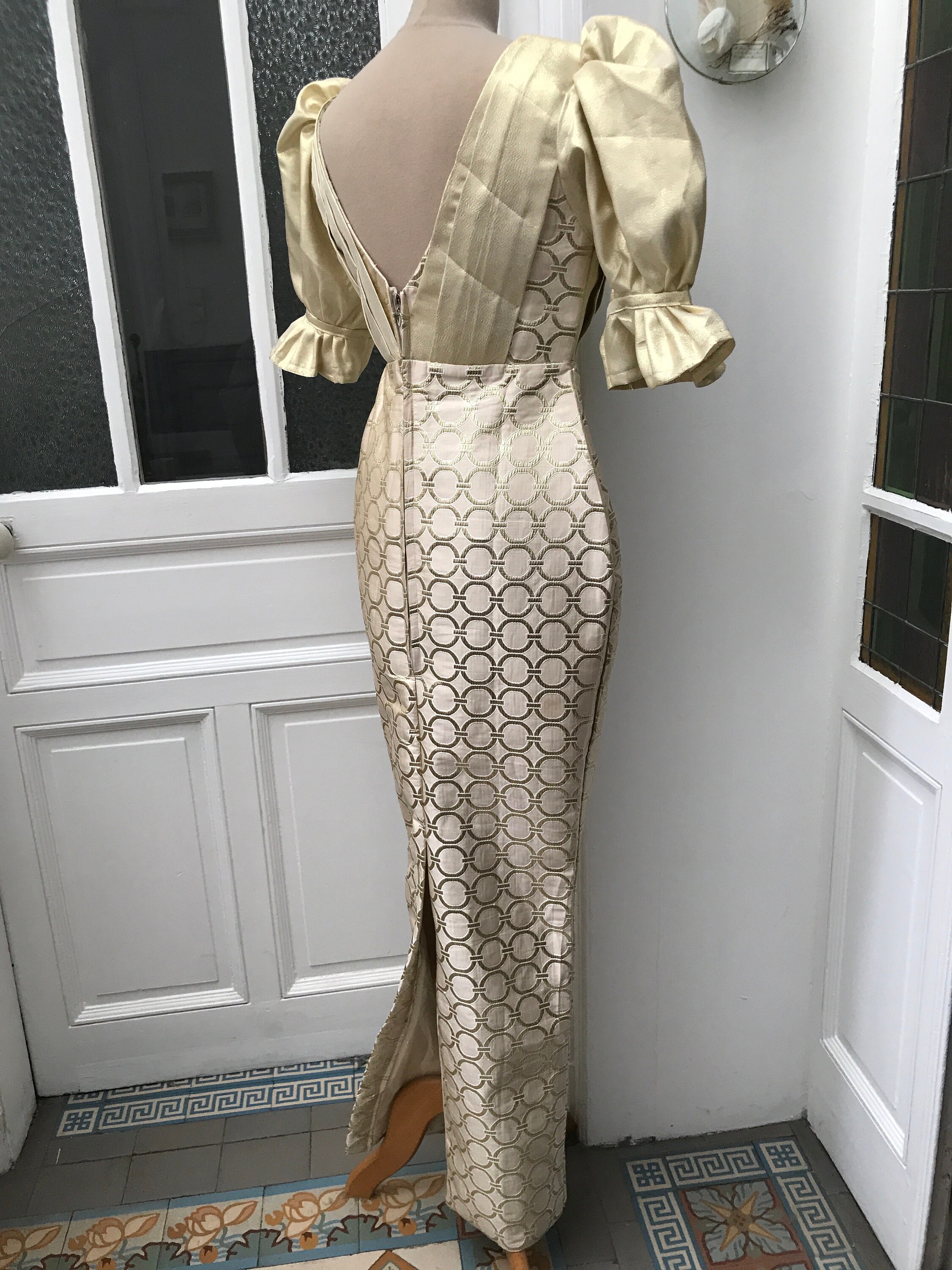 Splendide robe de soirée en brocard lamé or, fourreau sirène, cérémonie ...