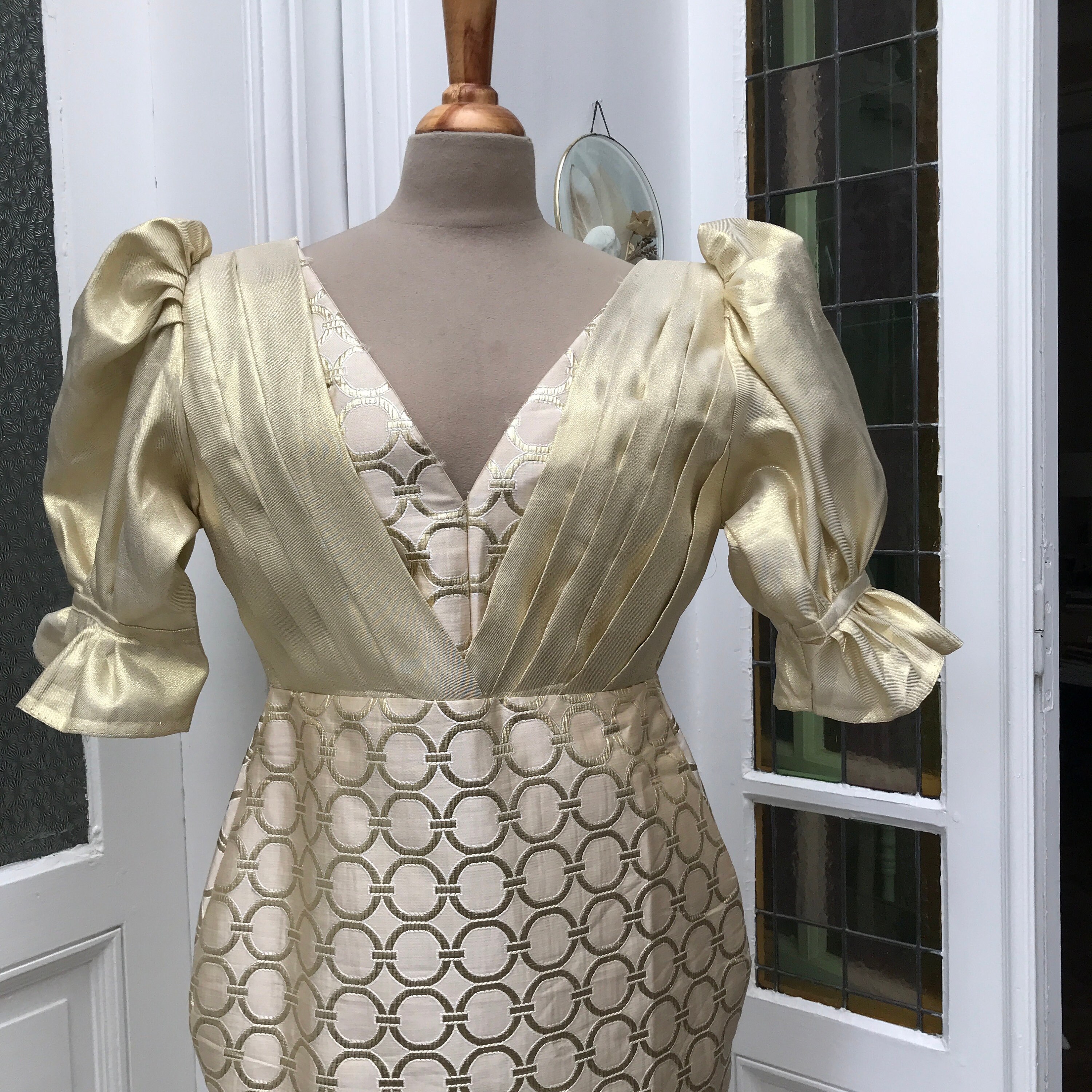 Splendide robe de soirée en brocard lamé or, fourreau sirène, cérémonie ...