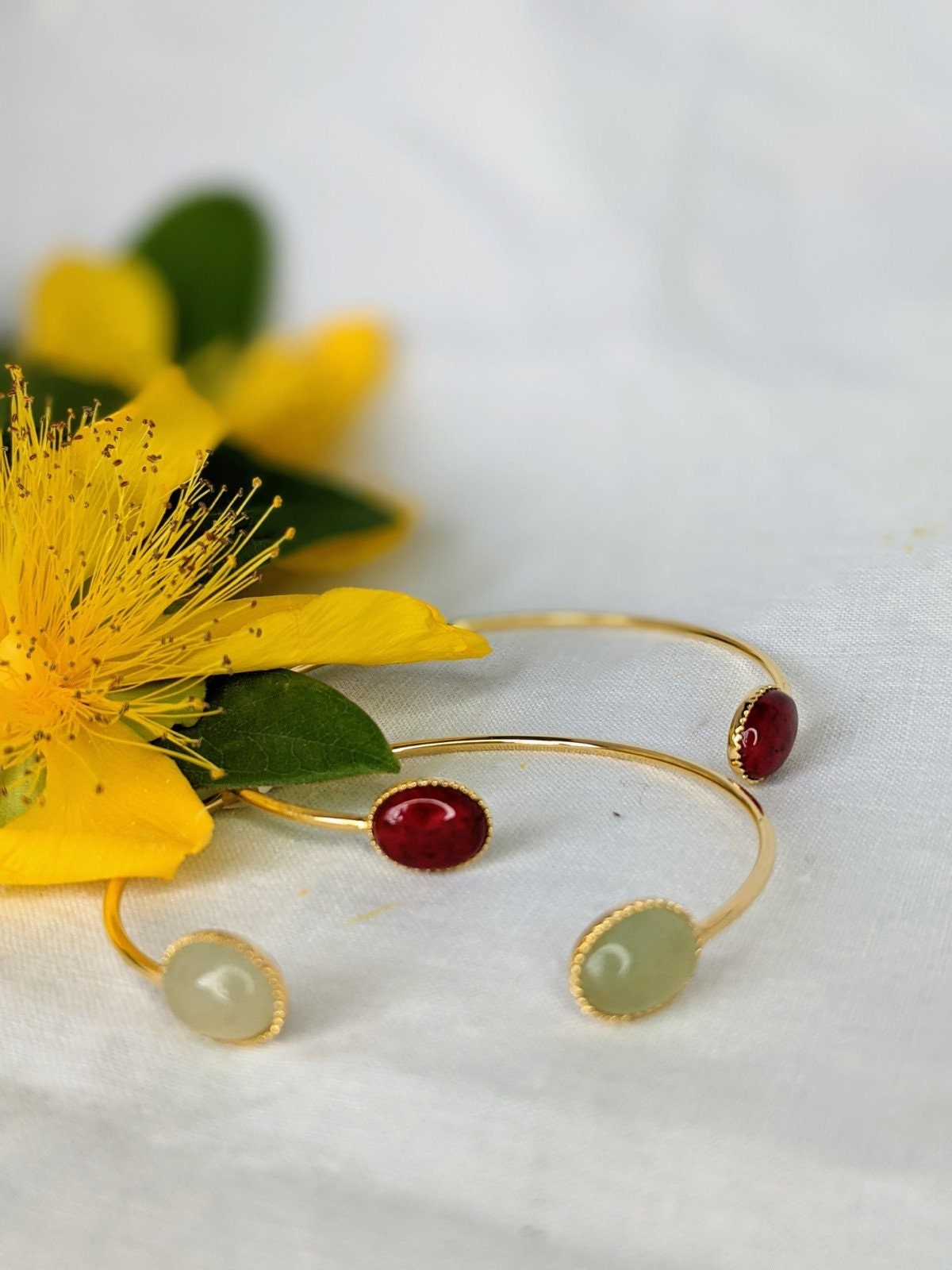 Bracelet jonc pour femme doré avec pierres de couleur rouges ou vertes ...