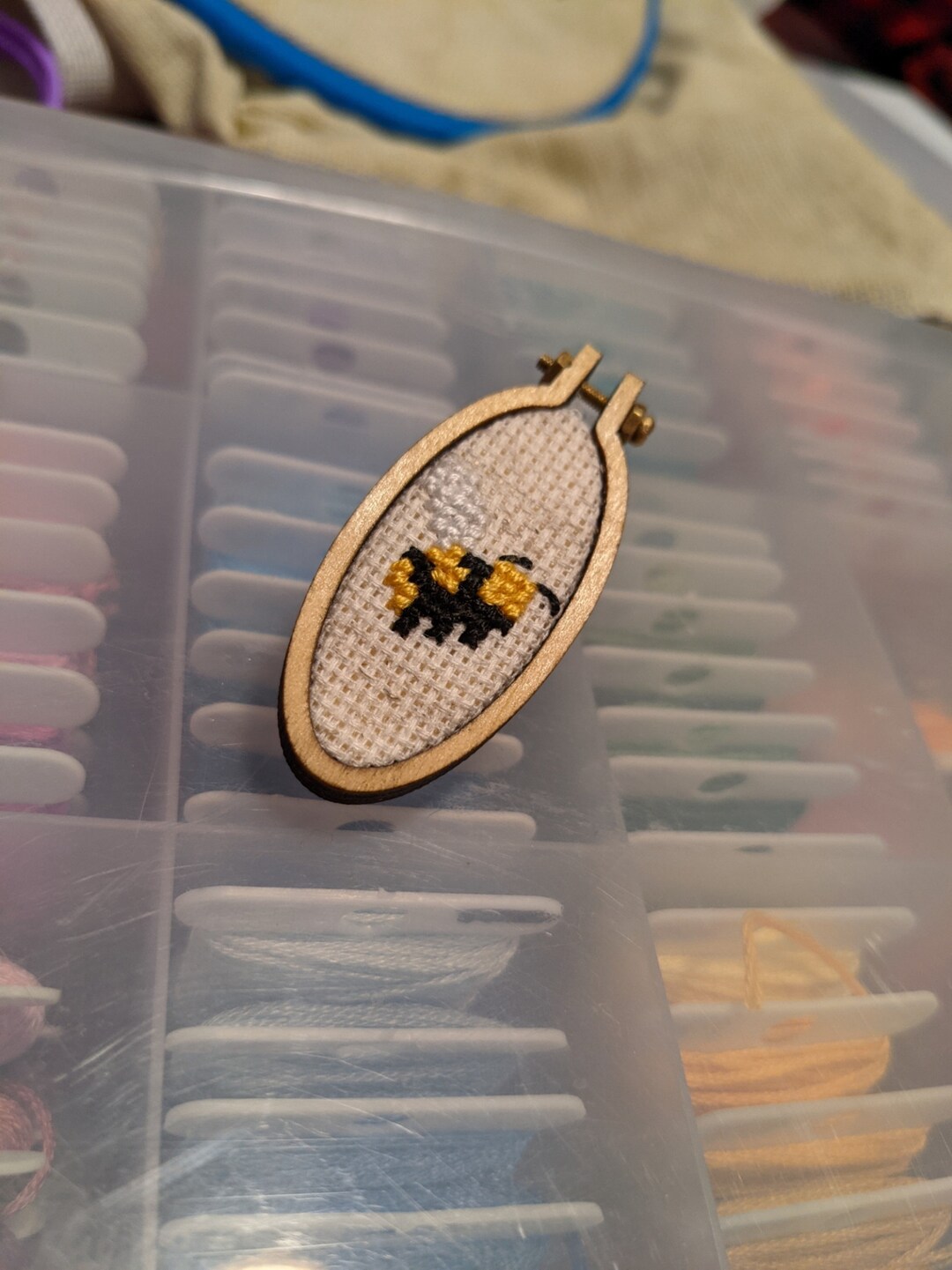 Colgante de puntada de cruz de abeja pequeña - Etsy España