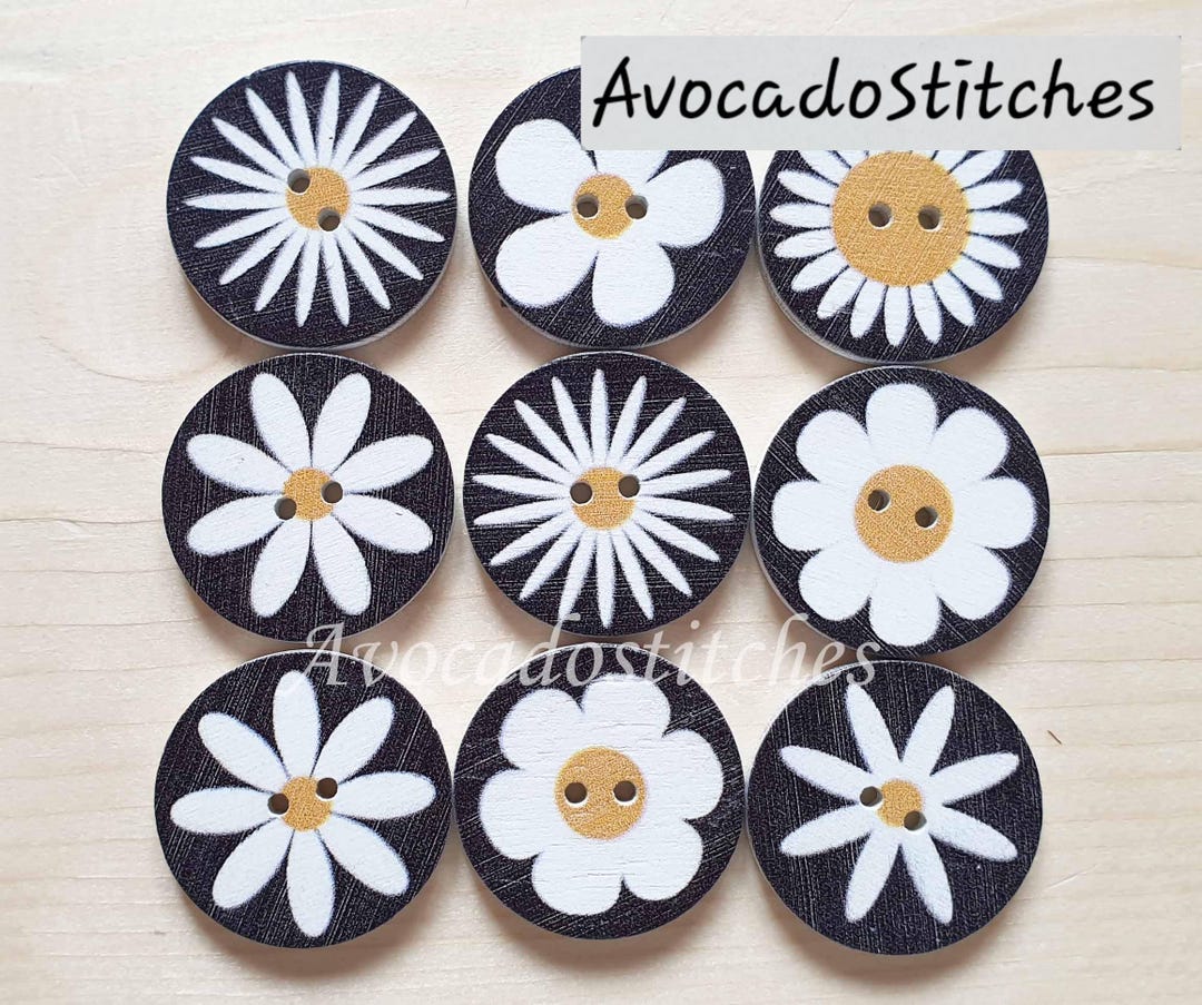 WHITE DAISIES / 15-25mm / 8 Buttons / Wooden Buttons / Sewing Buttons ...