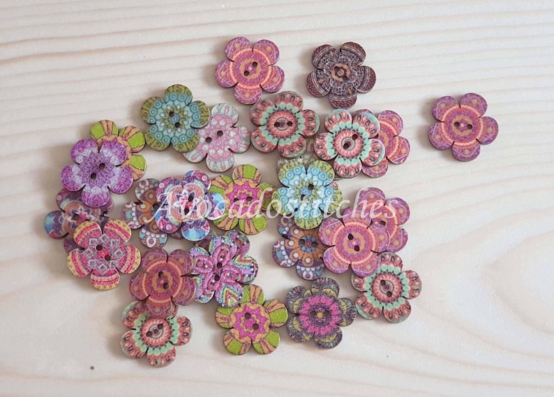 FLOWER ART / 15-25mm / 8 Buttons / Wooden Buttons / Sewing Buttons - Etsy