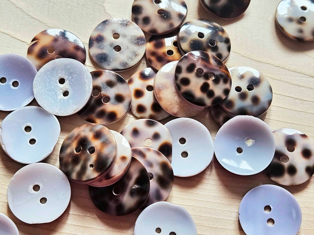 SPOTTTED Seashell Buttons / 20mm 4 Buttons / MOP Shell Buttons / Sewing ...