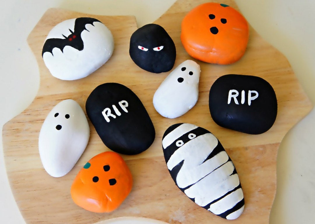 Hand Painted Beautiful Halloween Theme Stones Paperweights Rock Art ...