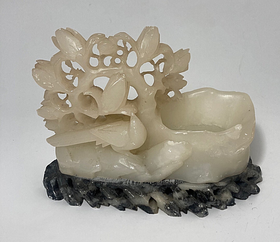 Escultura natural de jade de nefrita blanca de Hetian sobre base de ...