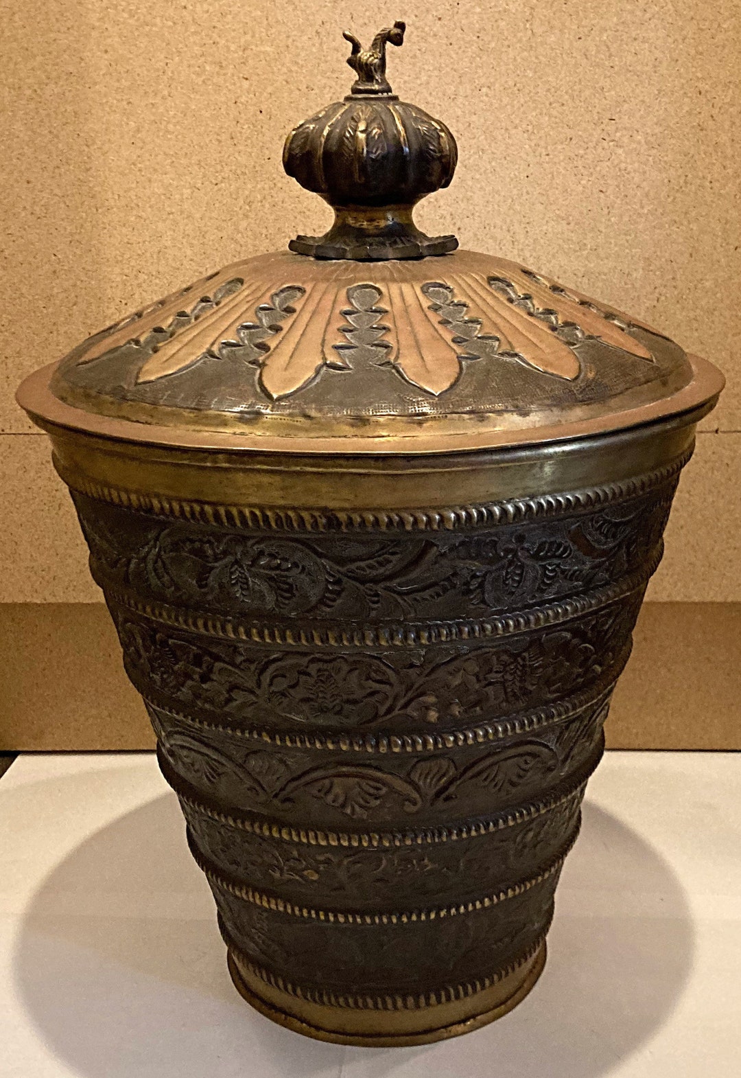 Vintage John Richard Latón lidded vessel con corona hecha a mano y ...