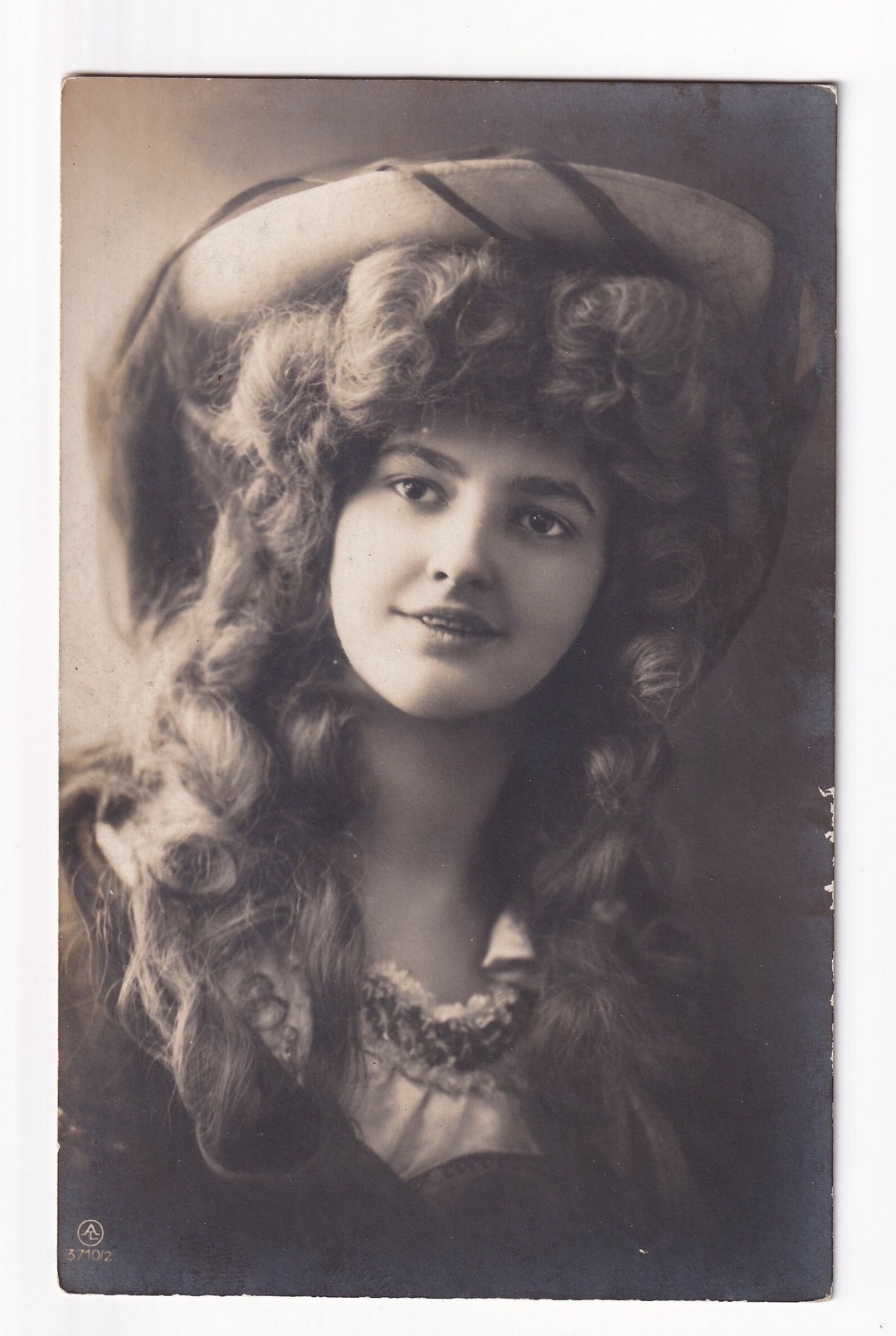 German Postcard Circa 1905: Woman in Medieval Style - Etsy